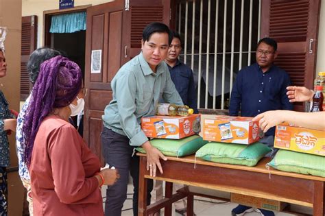 ឧកញ៉ា សំ សុខនឿន ដឹកនាំគ្រូពេទ្យស្ម័គ្រចិត្តជនជាតិតៃវ៉ាន់ ១០០នាក់