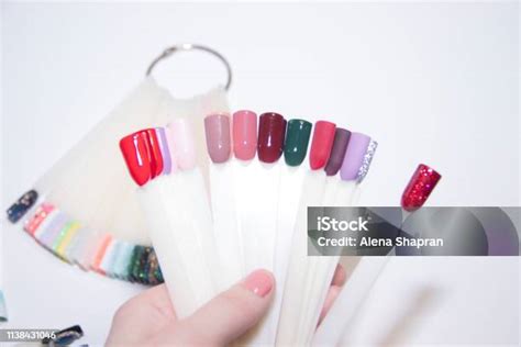 네일 케어와 매니큐어 개념입니다 고객의 손톱에 대 한 여러 가지 빛깔의 매니큐어 팔레트 Choise 뷰티 살롱에서 여자입니다 텍스트에 대 한 Copyspace 가꿔주기에