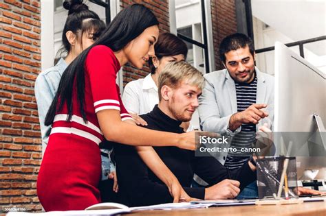 캐주얼 비즈니스 작업의 그룹 및 데스크톱 Computercreative 사업 전략을 논의 계획 사람과 현대 일 다락방에 브레인