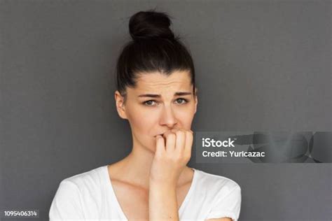 걱정 하 고 슬픈 여자의 초상화 스트레스 손가락 손톱 공황과 혼란된 감정 물린 심각한 흥분된 젊은 여성 걱정과 무서운 감정입니다