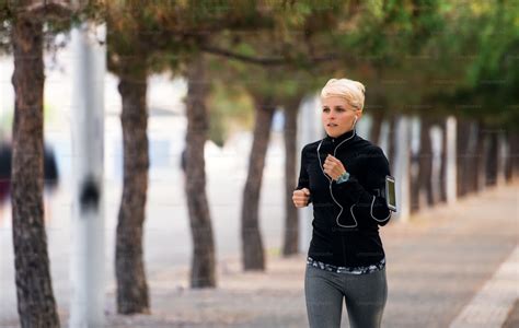 공원에서 야외에서 달리는 젊은 스포츠맨 공간을 복사합니다 사진 Unsplash의 조깅 이미지