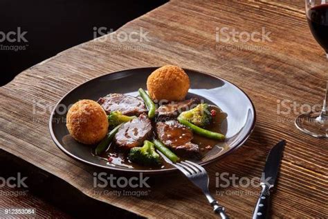 스튜 쇠고기 야채와 나무 테이블에 건조 적포도주의 유리 닫습니다 뜨거운 고기 요리 0명에 대한 스톡 사진 및 기타 이미지 0