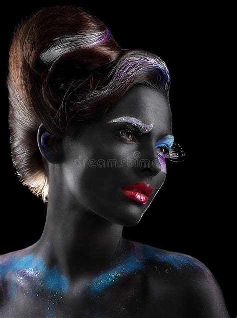 Körper Malerei Phantasie Frau Mit Fantastischem Theatralischem Make Up über Schwarzem Stockfoto