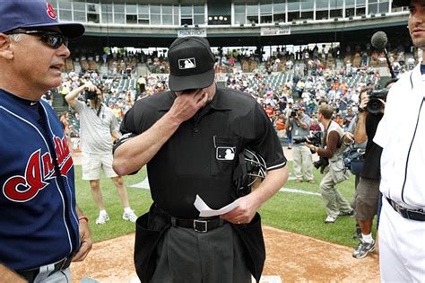 Jim Joyce Umpire Who Cost Pitcher A Perfect Game With Blown Call Saves Womans Life With Cpr