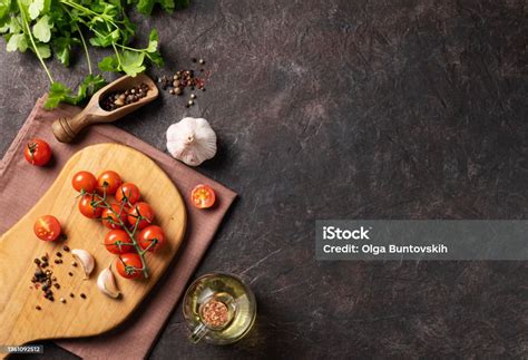 향신료와 신선한 허브 파슬리 마늘 후추 토마토와 기름어두운 갈색 배경에 맛있고 건강한 음식의 개념 상단 보기 및 복사 공간 건강한 식생활에 대한 스톡 사진 및 기타 이미지