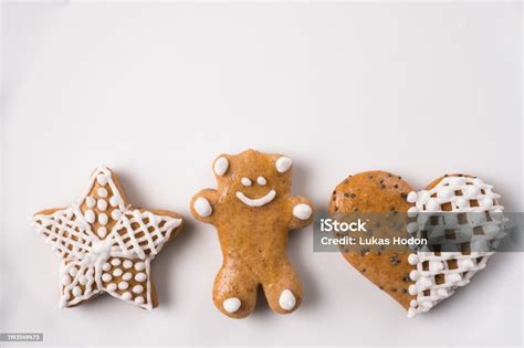 세 가지 진저 브레드 모양 곰 심장 별 빈 공간과 흰색 배경에 고립 0명에 대한 스톡 사진 및 기타 이미지 0명 12월 3가지 개체 Istock