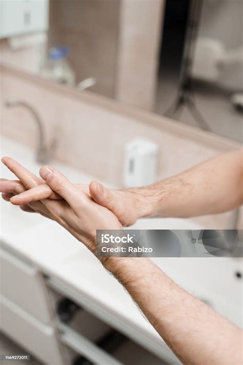 의사 외과의는 의료 클리닉에서 수술 전에 손을 씻고 있습니다 위생 비누 젤 및 물로 손을 올바르게 씻으십시오 개수대에 대한 스톡 사진 및 기타 이미지 Istock