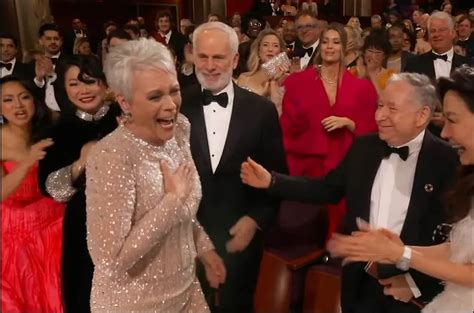 Анџела Басет не ракоплеска на „Оскарот“ за Џејми Ли Кертис