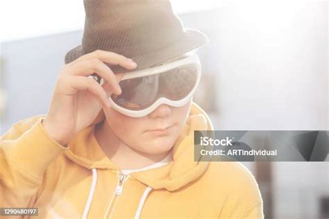 페도라 모자를 쓴 귀여운 십대 소년의 헤드샷 화창한 날에 는 고글 안경이 뒤로 물러날 때 모자가 진지하고 고민하고 개성 성격이 가득합니다 검역 햇볕이 잘 드는 초상화 12