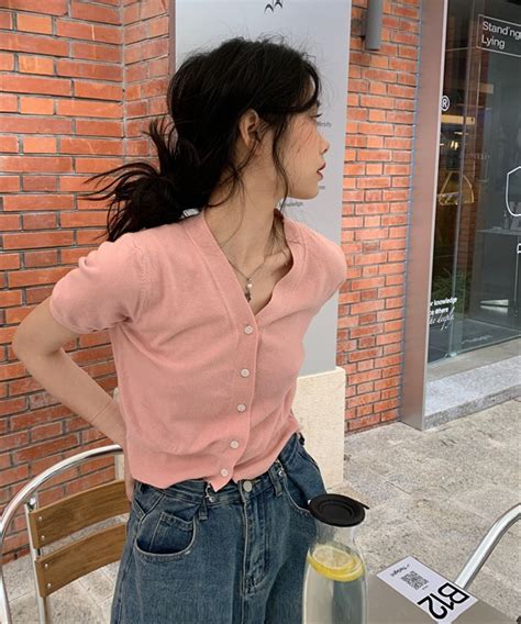 제이리본 여름 V넥 얇은 반팔 니트 크롭가디건 단추 숏 짧은 심플 데일리 니트 가디건 아우터 파스텔 컬러 캐주얼 모던 일상룩