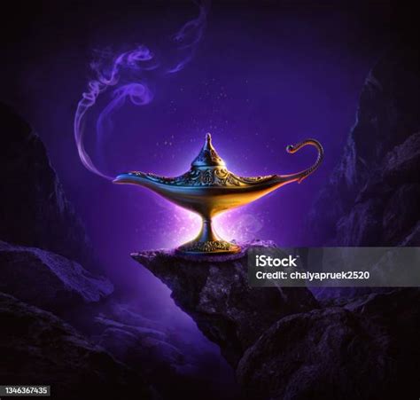 매직 램프의 동굴 보라색 배경에 알라딘 매직 램프 소원 개념의 램프 알라딘과 마법 램프에 대한 스톡 사진 및 기타 이미지 알라딘과 마법 램프 환상의 세계 랜턴