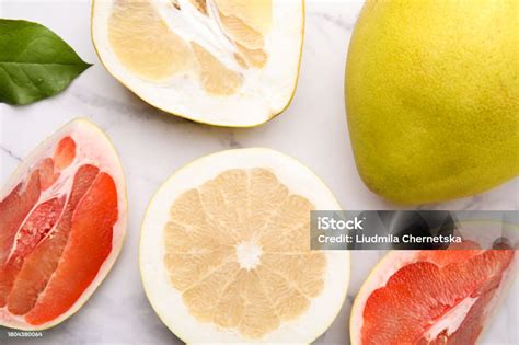 흰색 대리석 테이블에 다양한 종류의 맛있는 포멜로 과일 평평하게 누워 있습니다 0명에 대한 스톡 사진 및 기타 이미지 0명 감귤류 과일 건강한 생활방식 Istock