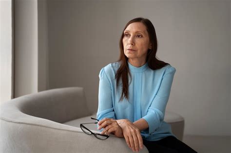 스튜디오에서 포즈를 취하는 중간 샷 현명한 여성 무료 사진