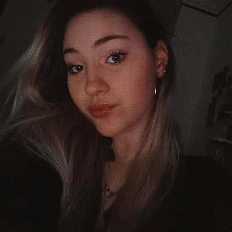 Anet Fialová An Eet • Threads Say More