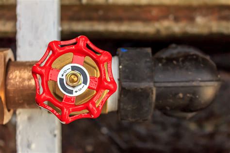 백그라운드에서 소프트 포커스와 함께 근접 촬영 물 밸브 빛 0명에 대한 스톡 사진 및 기타 이미지 0명 강철 거친 Istock