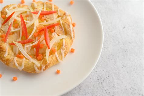 얇게 썬 양파와 당근 바닥에 포크와 칼로 흰색 접시 장식에 배치 아몬드 트위스트 빵의 식욕을 돋우는 복사 공간 0명에 대한 스톡 사진 및 기타 이미지 Istock