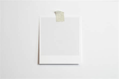 그래픽 디자이너 프리젠 테이션 포트폴리오 등을위한 템플릿으로 흰색 종이 배경에 격리 된 부드러운 그림자와 스카치 테이프가있는 빈 폴라로이드 사진 프레임 즉석 인화 전송에