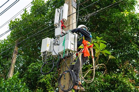 전문 전기 기술자가 기둥에 설치 작업을 수행합니다 위험한 조건에서 일하는 전문 장비의 전기 기술자 건설 산업에 대한 스톡 사진 및 기타 이미지 Istock