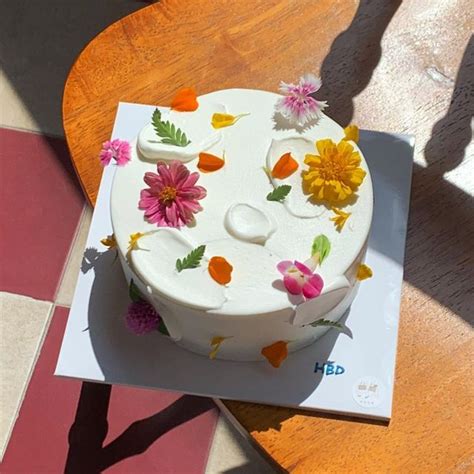윤설 On Instagram 너무너무 예뻤던 과자산책의 꽃케이크🌼 특별한 날 선물하기에 딱이였던 계절 시기에 따라 재배되는 종류가 꽃 종류가 달라진다고 해요