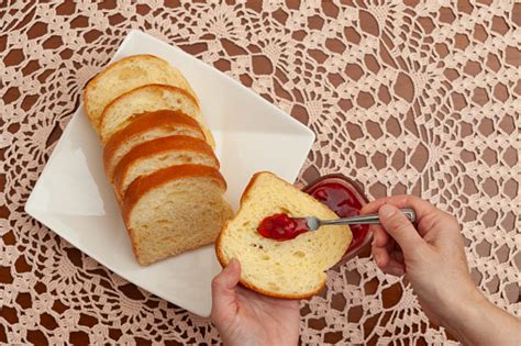 브라질 전통 수제 빵 빵에 딸기 잼을 넣는 손 크로 셰 뜨개질 수건 배경 맨 위 보기입니다 복사 공간 건강한 생활방식에 대한 스톡 사진 및 기타 이미지 Istock