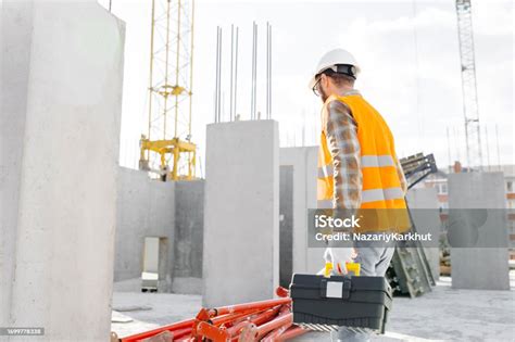 건축업자 수리공 보호 헬멧과 조끼를 입은 감독이 건물 작업장에 서서 도구 상자를 손에 들고 있습니다 35 39세에 대한 스톡 사진 및 기타 이미지 Istock