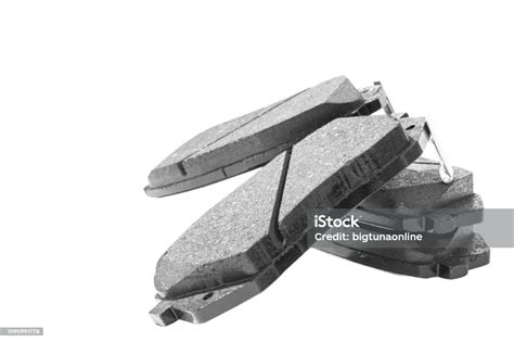 자동차 브레이크 패드 패드 흰색 배경에 고립 자동차 부품입니다 브레이크 패드 흰색 절연입니다 패드 제동 자동차 부품입니다 자동차 적입니다 예비 부품 강철에 대한 스톡 사진