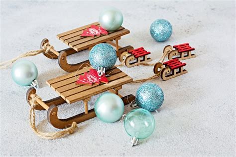 크리스마스 트리 크리스마스 장식 장난감을 장식하기위한 비문 메리 크리스마스와 파란색 공 장식 나무 썰매장식 나무 썰매 12월에 대한 스톡 사진 및 기타 이미지 Istock