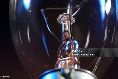 전구 할로겐 백열 램프는 12볼트 작동시 자동차용 예비 램프입니다 0명에 대한 스톡 사진 및 기타 이미지 0명 Incandescent Bulb 고압 전류 주의