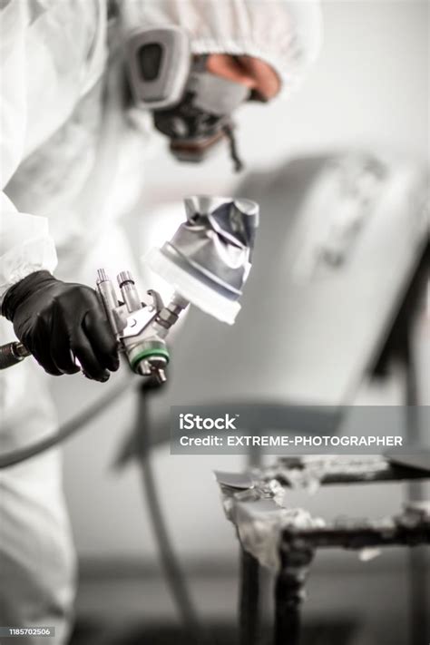 전문 자동차 화가 흰색 커버올과 작업장에서 베이스 코트 페인트로 자동차 부분을 폭파 하는 호흡 마스크 가스 압축기에 대한 스톡 사진 및 기타 이미지 Istock