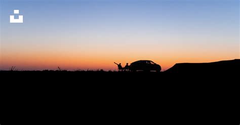 자동차 앞에 서 있는 사람의 실루엣 사진 Unsplash의 무료 카파도키아 이미지