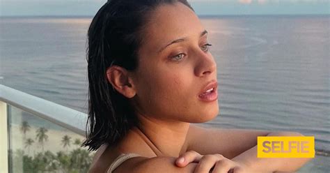 Daniela Melchior Exibe As Curvas Em Fato De Banho Bege E Soma Elogios
