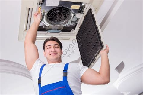 천장 에어컨 장치를 수리하는 작업자 사진 사진 무료 다운로드 Lovepik