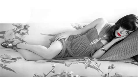 배경 화면 그림 단색화 긴 머리 사진술 선택적 채색 만화 흑발 엠마 스톤 수퍼 모델 아름다움 다리 감각