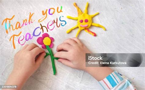 다채로운 폴리머 점토 플라스틱 페인트 칠한 텍스트로 꽃과 미소 짓는 태양을 만드는 어린이 소녀 선생님 감사합니다 필적 가정 교육