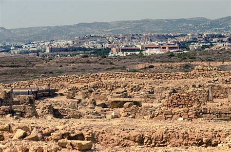 흰색 등에 대 한 등 배경의 산과 고고학 공원 Paphos 사이프러스에 있는 고 대 유적에 0명에 대한 스톡 사진 및 기타 이미지 Istock