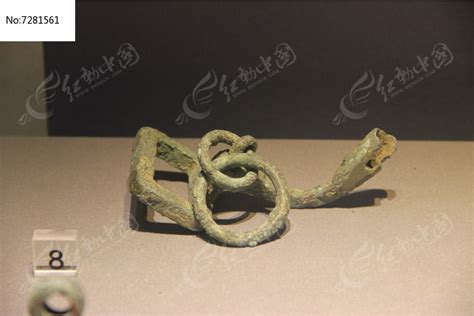 春秋晚期青铜兽首座饰高清图片下载 红动中国