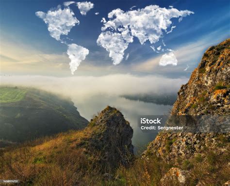 강 협곡 위의 세계지도 형태의 구름 여행 및 풍경 개념입니다 가을 아침 강에 대한 스톡 사진 및 기타 이미지 강 개념 골짜기 Istock