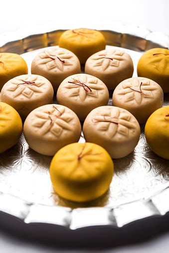 갈색 그리고 Kesar Pedha 또는 Peda 우유 회와 사프란에서 만든 인도 전통 달콤한 요리 0명에 대한 스톡 사진 및 기타 이미지 Istock