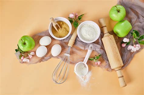 꽃과 사과 재료 파스텔 오렌지 배경에 생과자를 위한 주방 용품 봄 요리 테마가 있는 빵집 또는 요리 프레임 평면도 복사 공간 개념에 대한 스톡 사진 및 기타 이미지 Istock