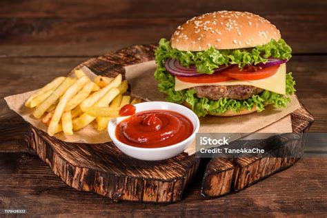 소고기 토마토 치즈 오이 양상추를 곁들인 맛있는 수제 버거 맛있는 구운 햄버거 우아에 대한 스톡 사진 및 기타 이미지 우아