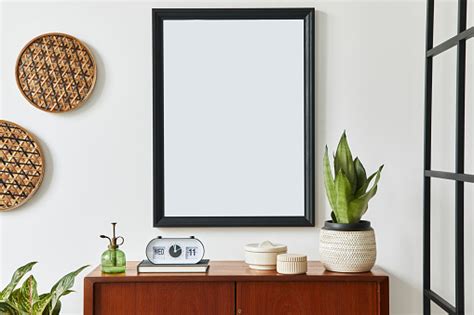 디자인 티크 컴모드 블랙 모의 포스터 프레임 시계 식물 장식 흰색 벽 및 개인 액세서리와 거실 인테리어의 복고풍 현대 작곡 템플릿 0명에 대한 스톡 사진 및 기타 이미지