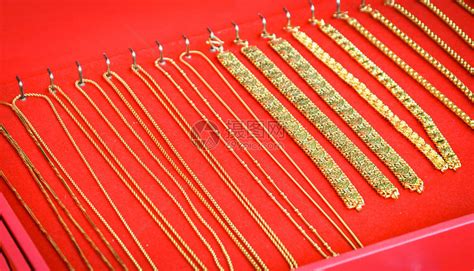 黄金首饰展示珠宝上红色背景的金项链高清图片下载 正版图片505659641 摄图网