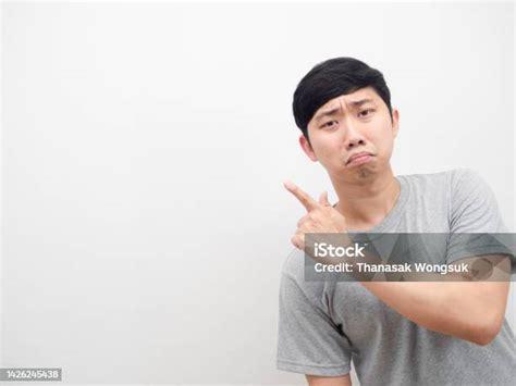 아시아 남자 슬픈 감정 포인트 손가락 복사 공간 회색 셔츠에 30 34세에 대한 스톡 사진 및 기타 이미지 30 34세 가리키기 감정 Istock