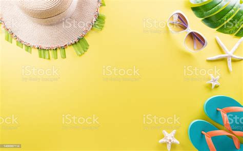 파스텔 노란색 배경에 불가사리 해변 모자 플립 플롭 및 몬스터 잎으로 만든 여름 작곡 개념 0명에 대한 스톡 사진 및 기타 이미지 Istock