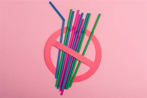 분홍색 바탕에 플라스틱 튜브를 코 플라스틱 빨 대와 빨간색으로 사용 기호가 없습니다 환경 개념입니다 금지 일회용 플라스틱 캠페인 텍스트의 공간을 복사 합니다 0명에 대한