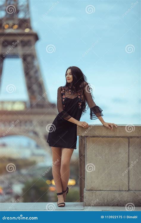 Pariser Frau Nahe Dem Eiffelturm In Paris Frankreich Stockbild Bild Von Mode Frau 113922175