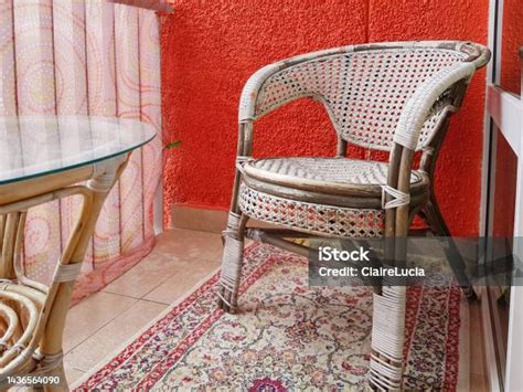 세련된 고리 버들 세공 의자 빈티지 클로즈업이있는 발코니 인테리어 0명에 대한 스톡 사진 및 기타 이미지 0명 가구 갈색 Istock