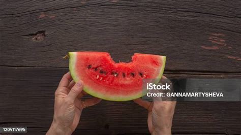 수제 수박 육즙이 많은 수박 측정 테이프 주입 된 물 나무 배경 수박 과일 건강한 생활방식에 대한 스톡 사진 및 기타 이미지 건강한 생활방식 건강한 식생활 과일