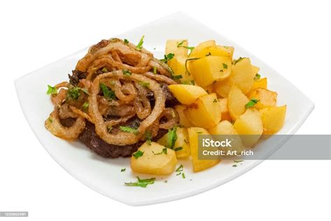 육즙이 많은 쇠고기 감자를 곁들인 스튜 소박한 황금 양파 반지와 향신료오븐에 구운 흰색 배경의 건강한 수제 음식 감자 요리에 대한 스톡 사진 및 기타 이미지 Istock