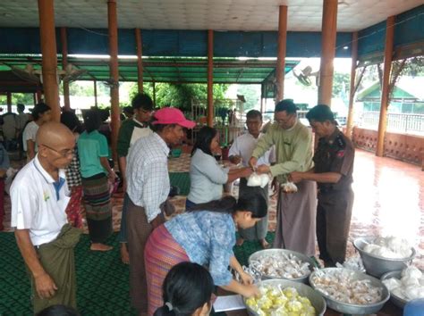 ငဖဲမြို့နယ်တွင် ရေဘေးသင့်ပြည်သူများအား အစားအသောက်နှင့် ရေသန့်ဘူးများ